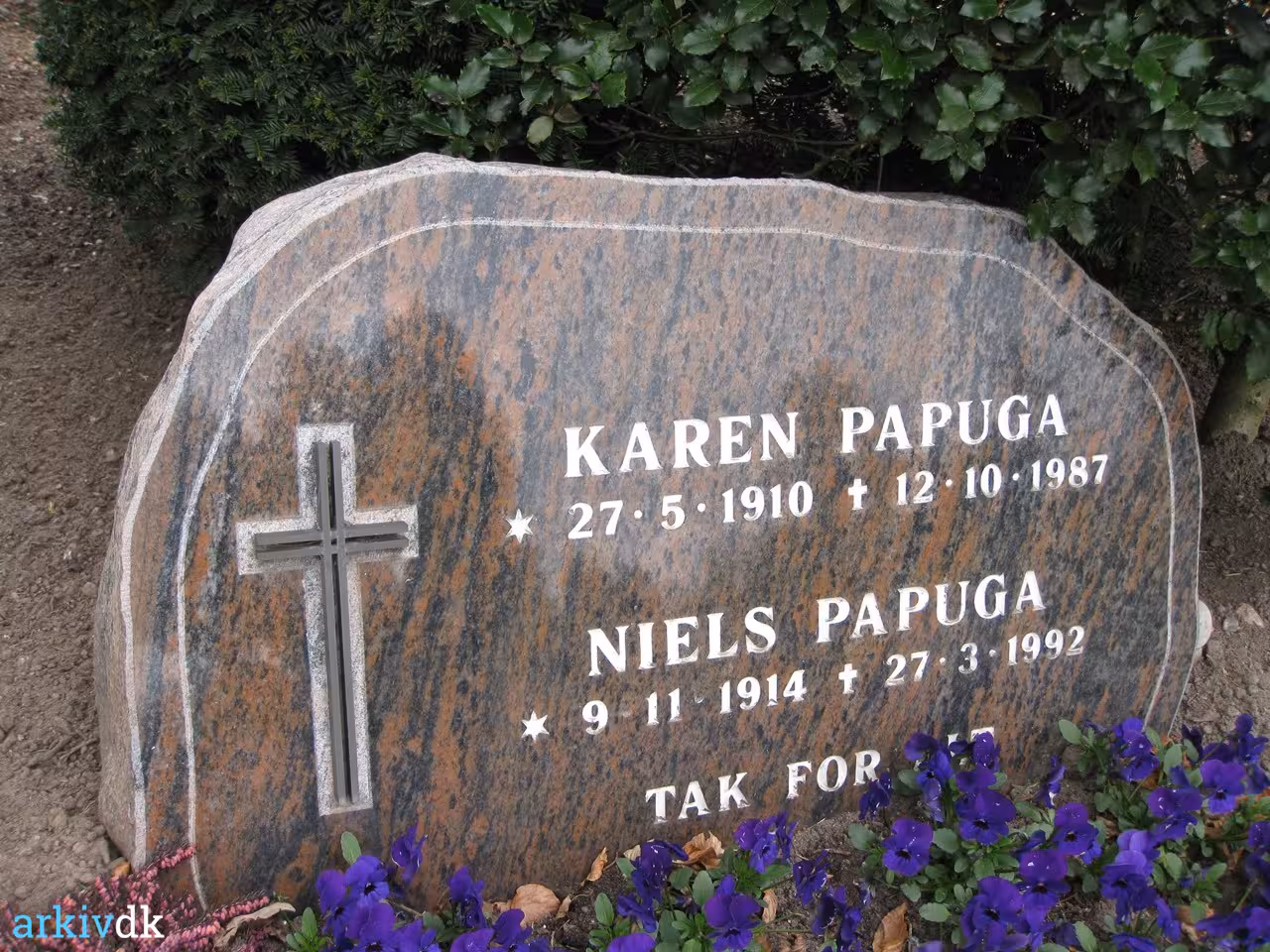 arkiv.dk | Gravsten / Nekrolog Karen og Niels Papuga Agerbæk