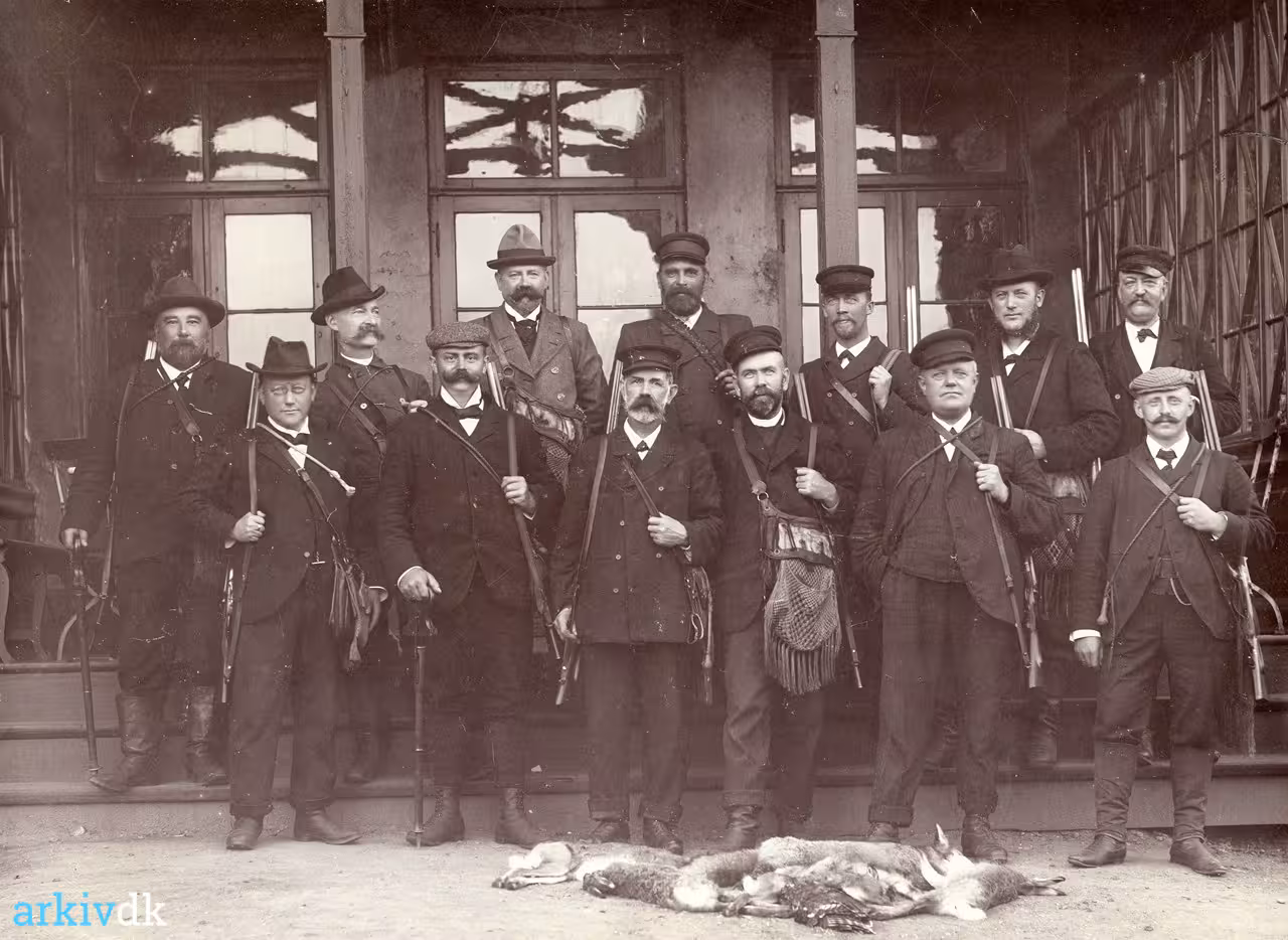 arkiv.dk | Jagtselskab ved Skyttehuset i Vejle, ca. 1905