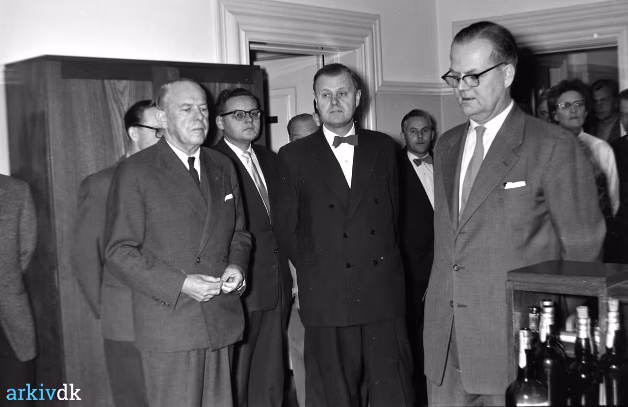 arkiv.dk | Direktør Otto Christiansen´s afsked med funktionærerne på hovedkontoret. Billedserie