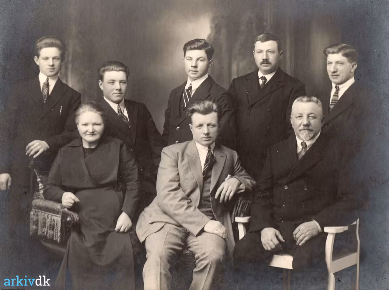 arkiv.dk | Ane Kirstine Larsen og Erik Søren Pedersen omgivet af deres 6 sønner, hvoraf 2 ...