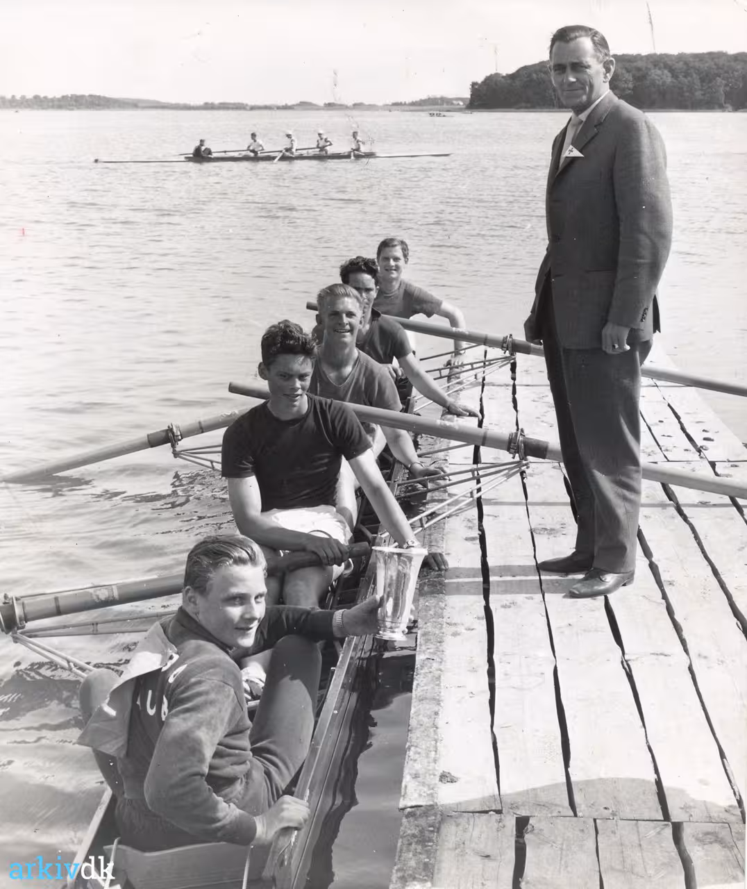 arkiv.dk | Borgmester Anker Jørgensen uddeler ro-pokal.