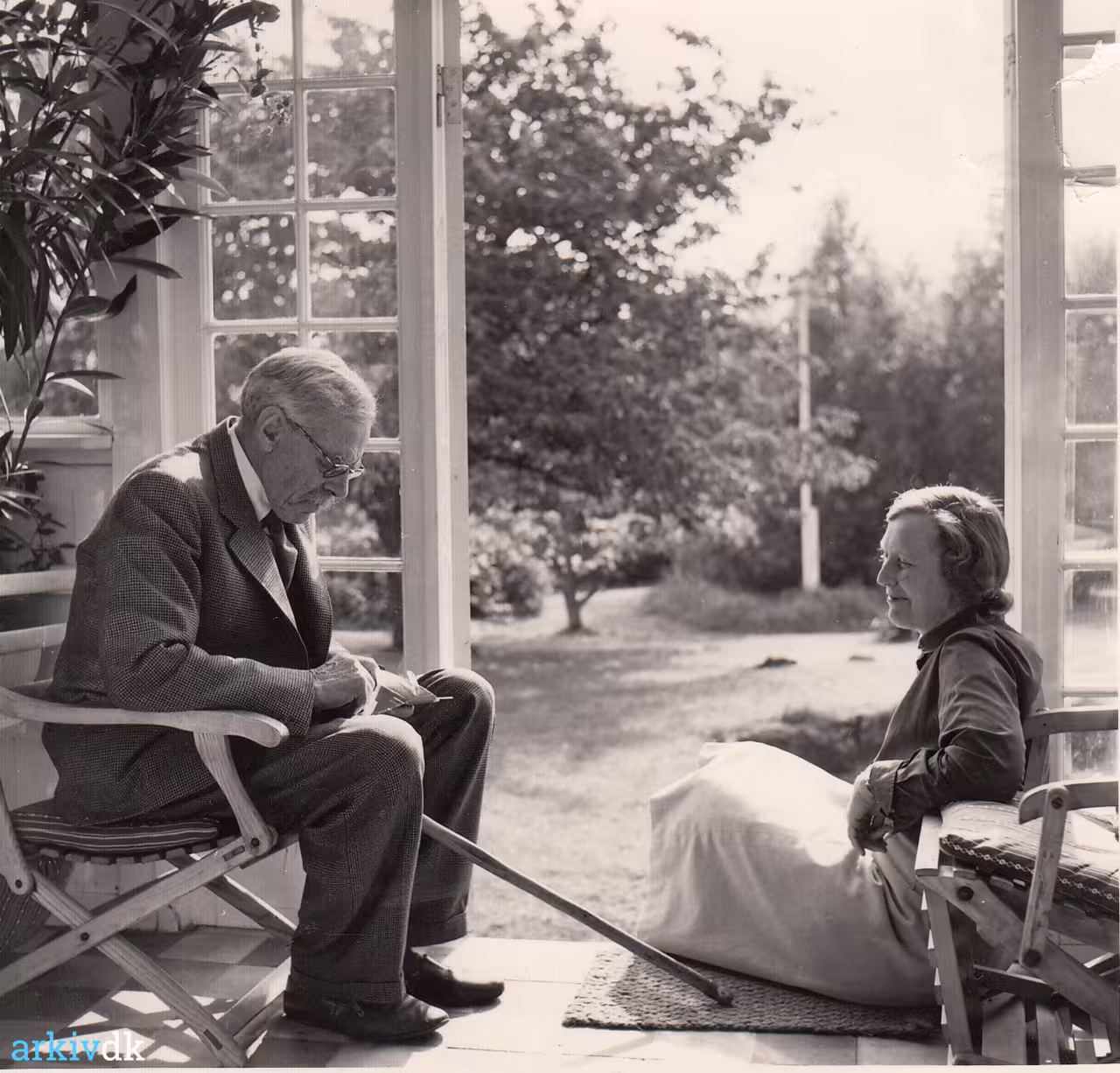 arkiv.dk | Johannes Larsen og svigerdatteren Else Marie Larsen f. Overgaard Nielsen på ...