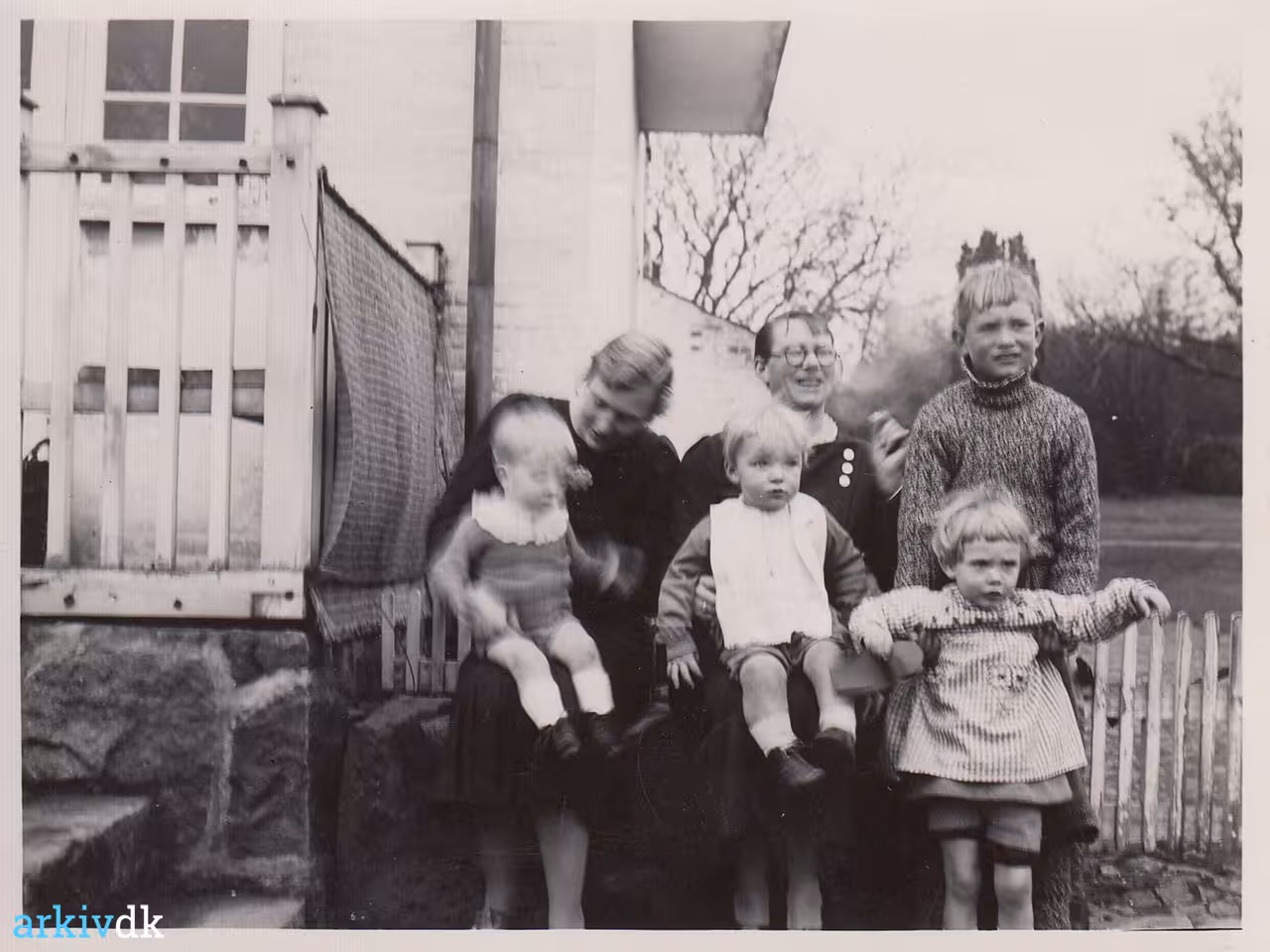 arkiv.dk | Gruppebillede af Else Marie Larsen m. børnene Jeppe Andreas og Ane Kathrine Alhed, og ...