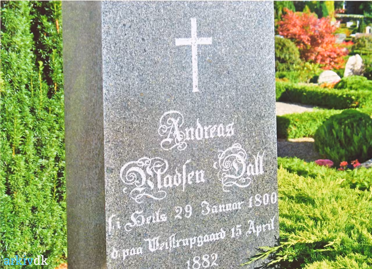 arkiv.dk | Gravsten på Vejstrup kirkegård over Andreas Madsen Dall.