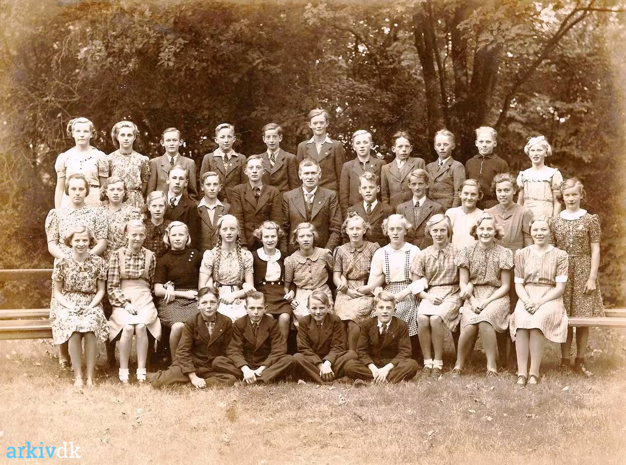 arkiv.dk | Konfirmationsbillede fra 1941 Provst Sigurd Lauridsen-Vig Horne og Thorstrup Konfirmander