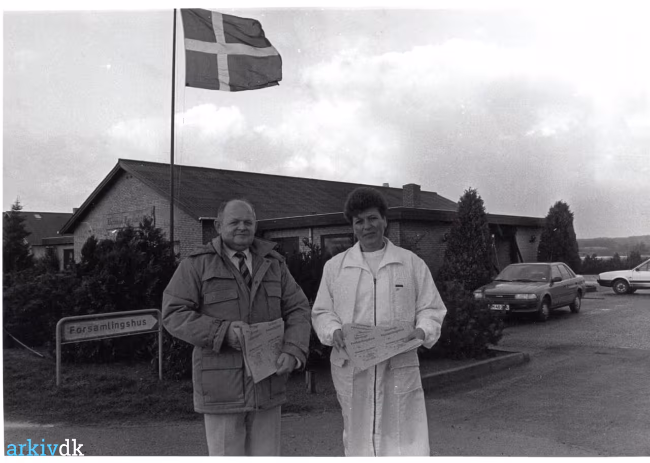arkiv.dk | Erik Volder og Margit Nielsen foran Verninge forsamlingshus