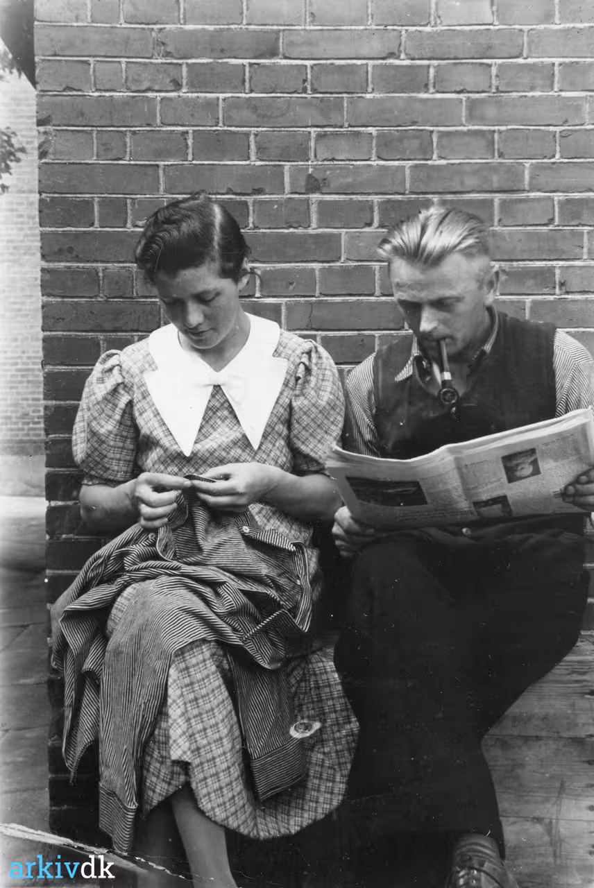 arkiv.dk | Anna og Oskar Jensen ved hjemmet, Aagade 59, Vejle, ca. 1937