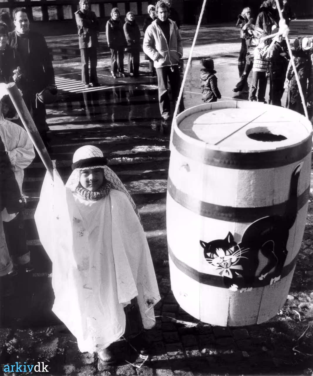 arkiv.dk | Tøndeslagning på Hadsund Skole