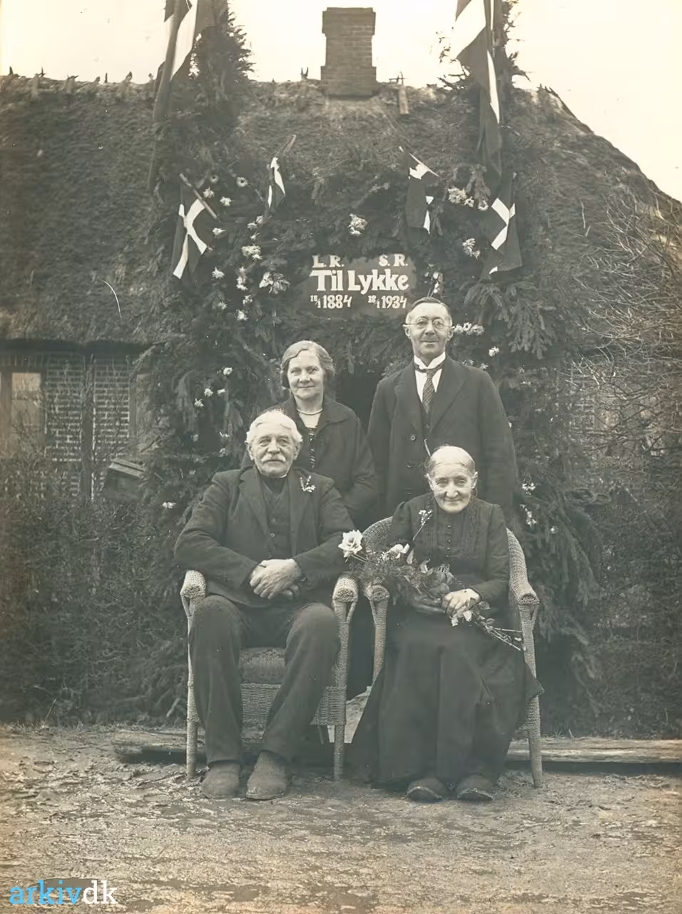 arkiv.dk | Guldbrudepar Lars og Sidsel Rasmussen, Majbøllevej i Hjelm ...