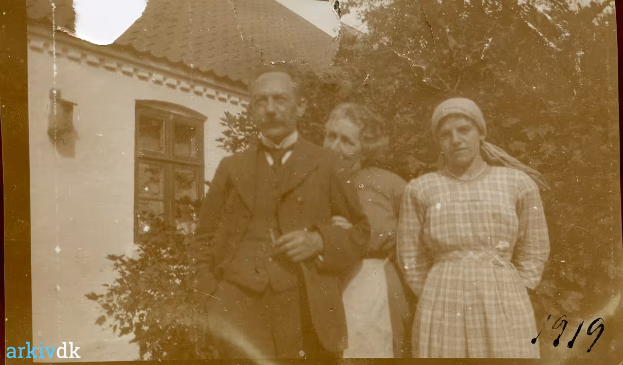 arkiv.dk | Lærer Christensen med hustru og datter.