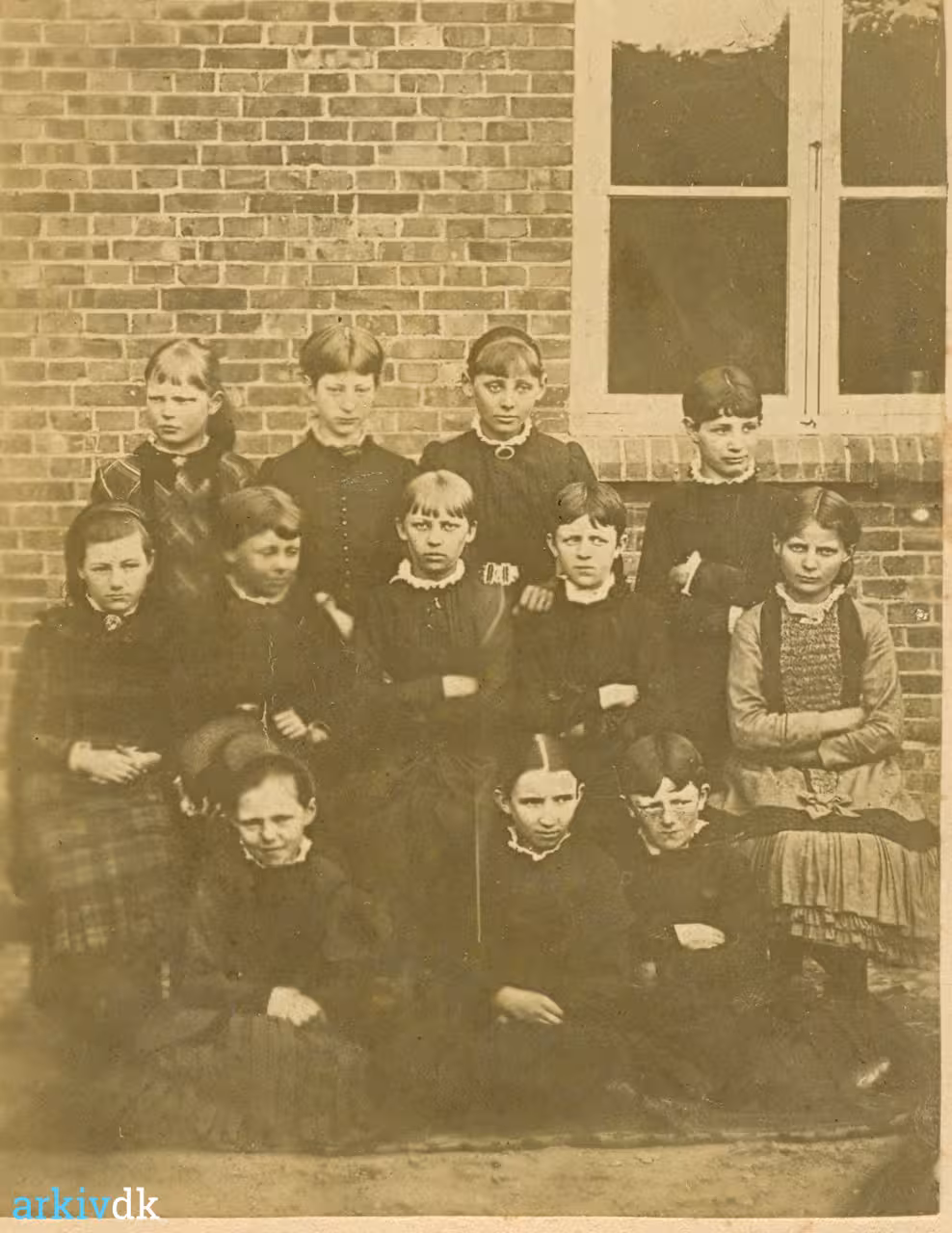 arkiv.dk | Klassebillede fra Lemvig Realskole, pigeklasse. 1884-1885.