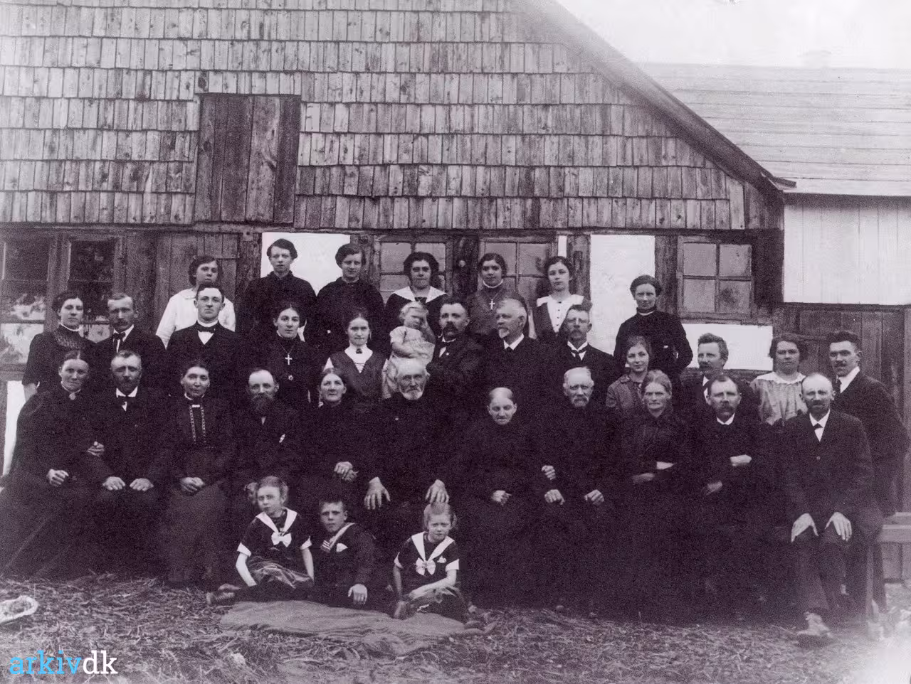 arkiv.dk | Ane marie Thøgersadatter og Jens Jensens efterkommere, fotograferet i Gram på jens ...