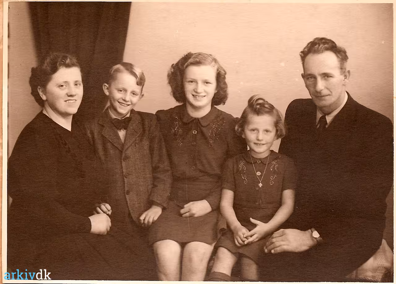 arkiv.dk | Familien Munksgaard i Laasager paa adressen Heldum gamle Skole 4, ca 1948