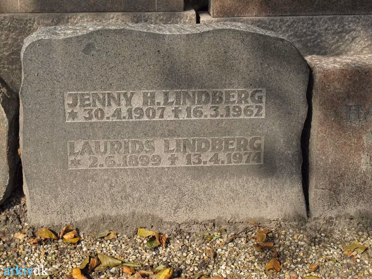 arkiv.dk | Gravsten Jenny og Laurids Lindberg, Ansager 1974