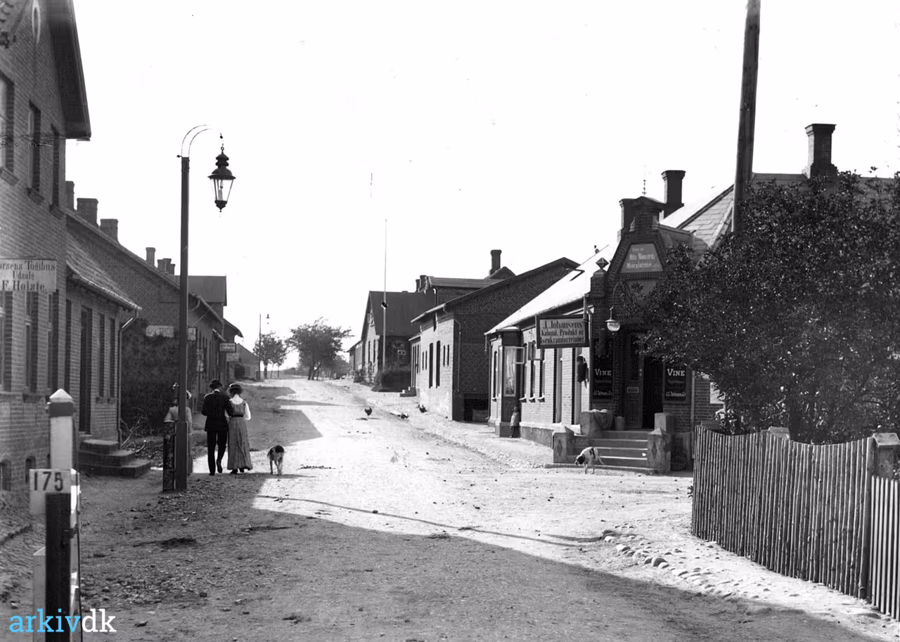 arkiv.dk | Hornslet. Gadeparti fra øvre del af Tingvej, o. 1910.