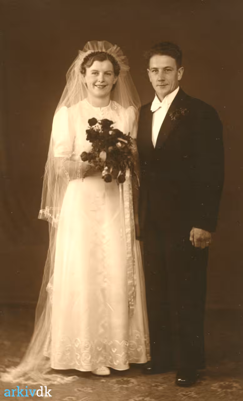 arkiv.dk | Kirstine og Niels Vad Jensen bryllupsbillede fra 1939.