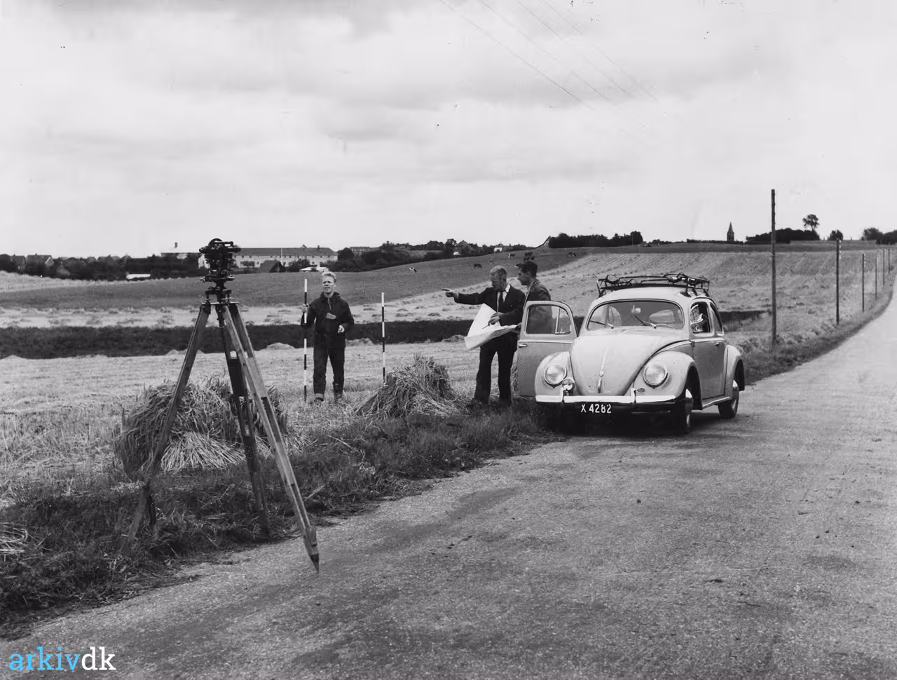 arkiv.dk | Opmåling på Sabroes grund på Axel Gruhns Vej, efter høsten 1958.