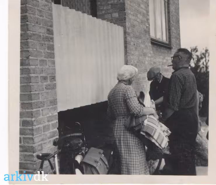 arkiv.dk | Jens Pedersen er ved at læsse cyklerne