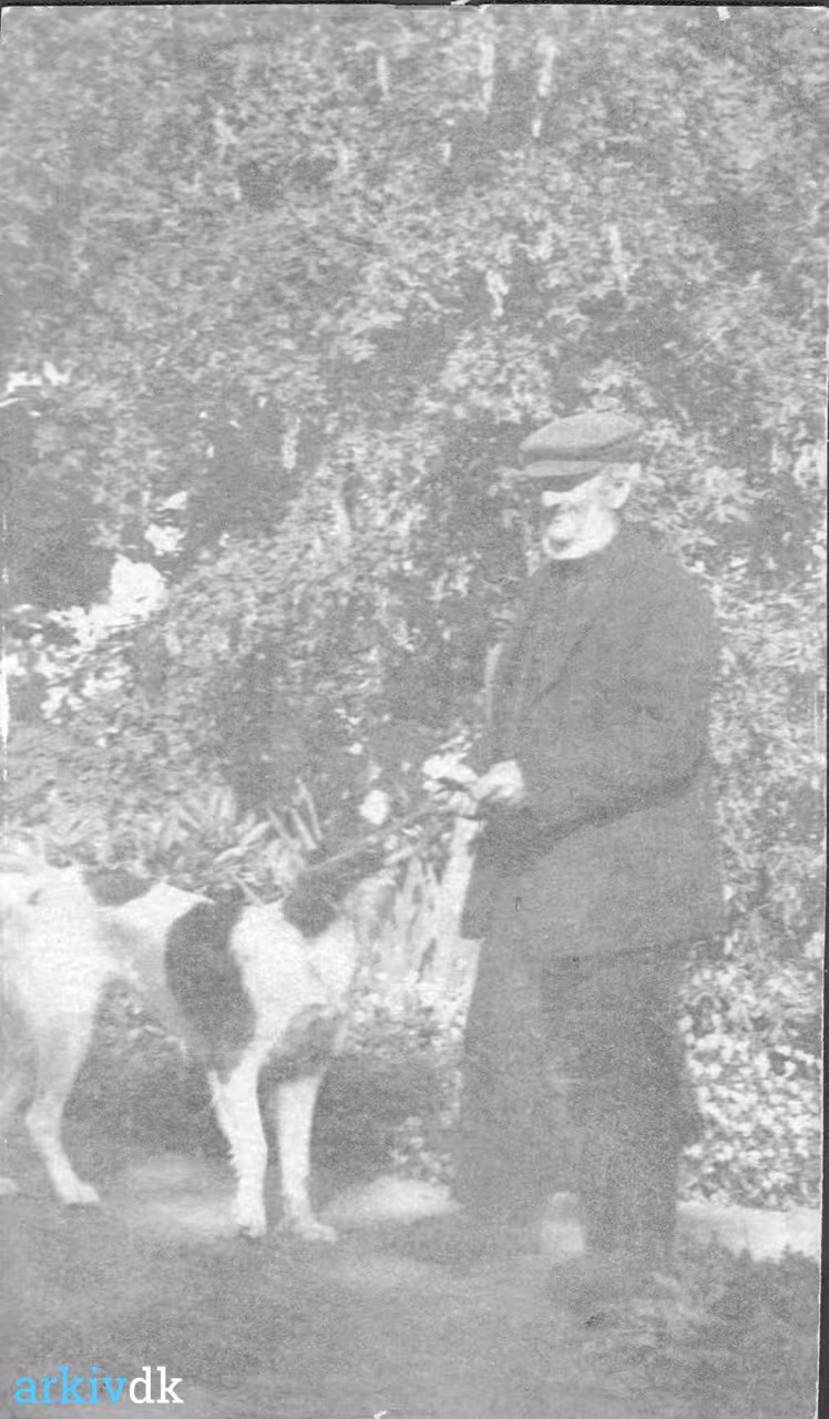 arkiv.dk | Jens Laurits Pedersen, Skrivensgård, Hvilshøj, Ø. Brønderslev - stående i haven med hund.