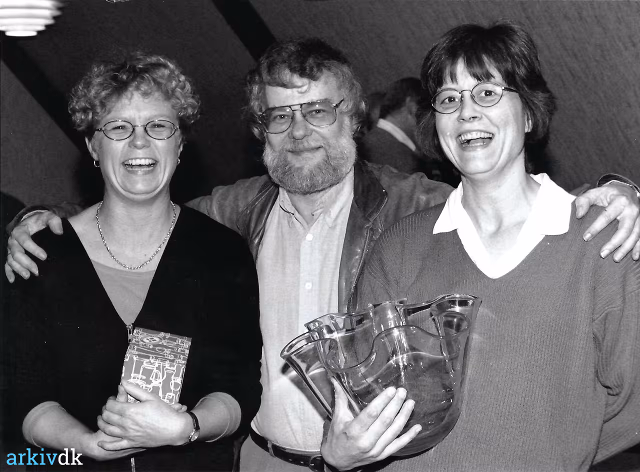 arkiv.dk | Idrætspris uddeles til Susanne Knudsen tv. og Tove Junge th. I midten Jørgen Hass ...