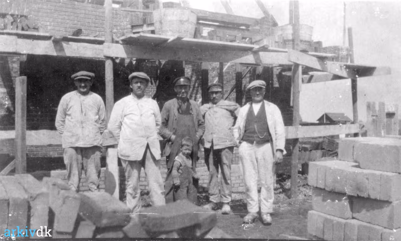 arkiv.dk | Murermester K.H. Knudsen med sine