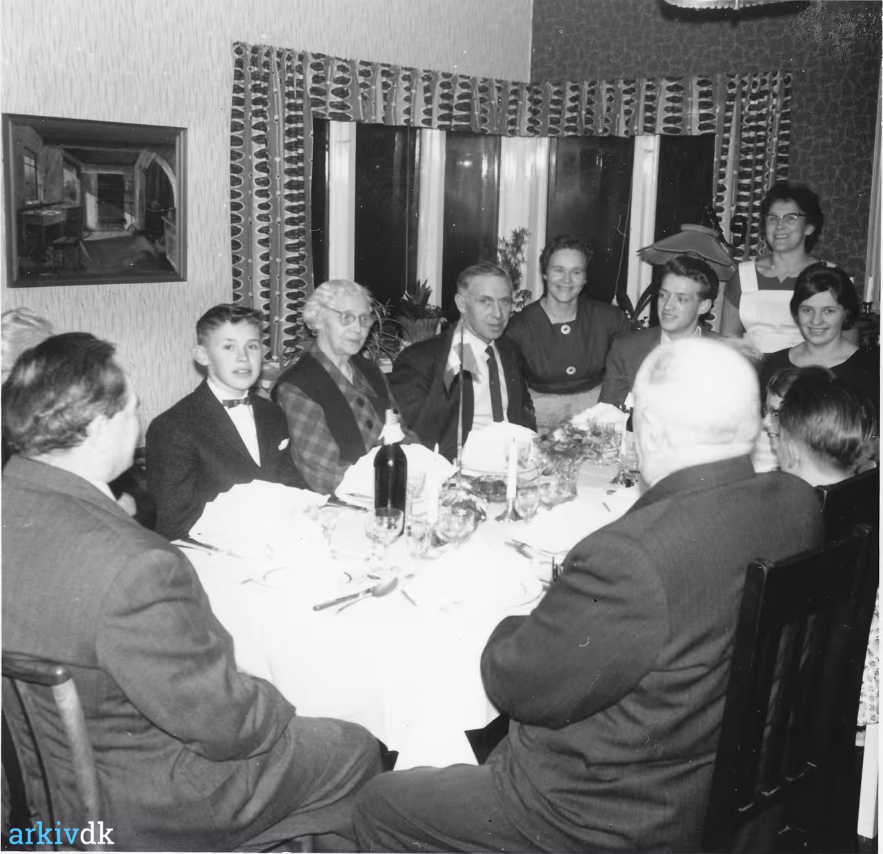 arkiv.dk | Interiør: Konfirmation John Børge Andersen, Strandvænget 7, Sejs