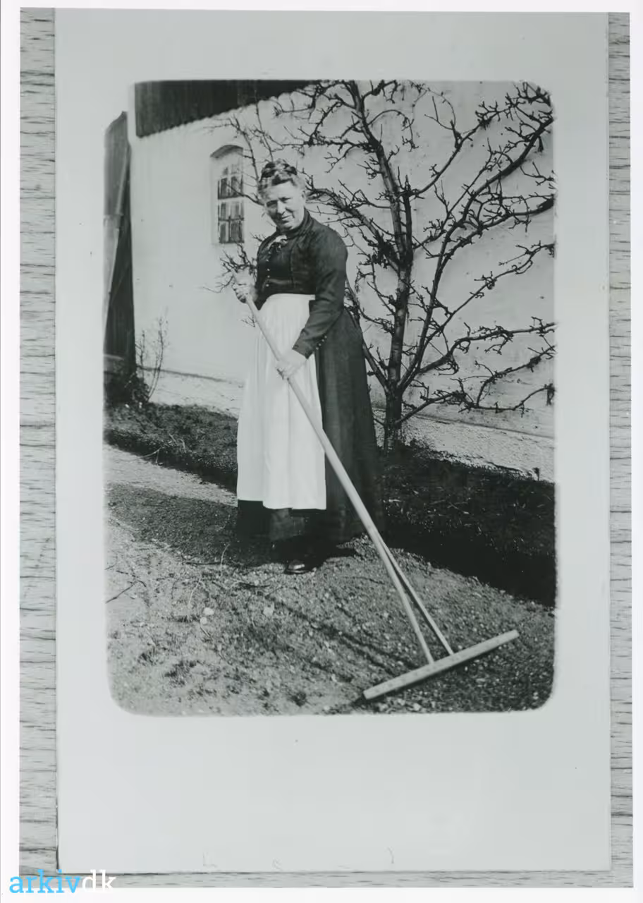 arkiv.dk | Hanne Pedersen ("Købmand Hanne") i haven til Nørregade 47-49