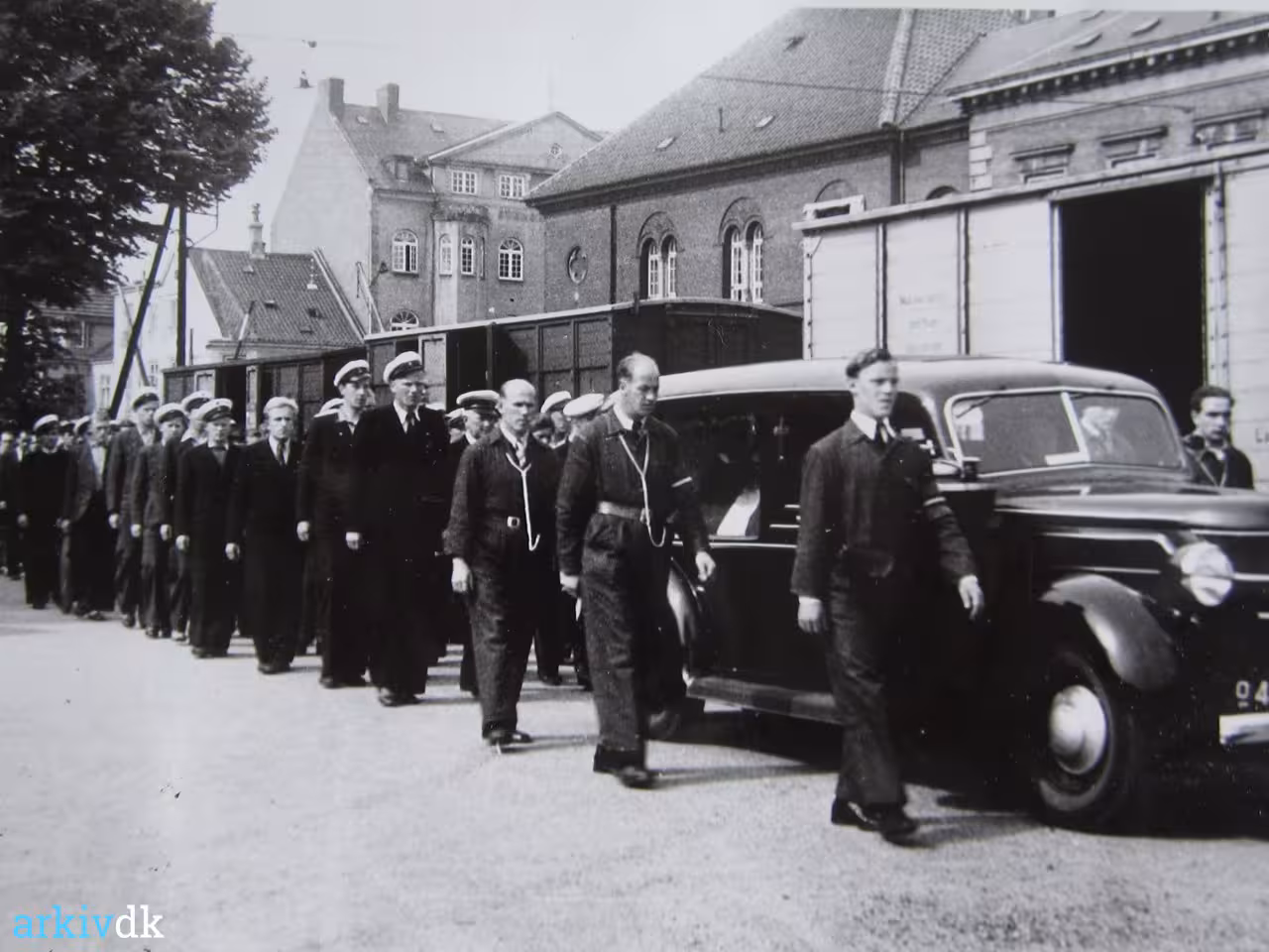 arkiv.dk | Begravelsesoptog for frihedskæmper Erik Nicolai Dahl Nielsen.