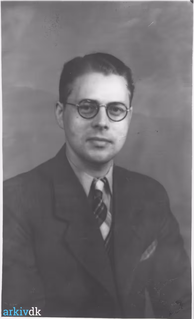 arkiv.dk | Portræt af skræddermester Verner Poulsen indehaver af Ry ...