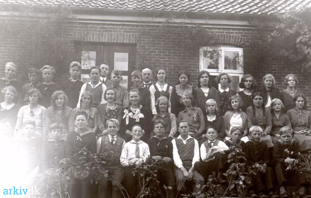 arkiv.dk | Konfirmander i Brande Kirke den 2. oktober 1932, ved provst Andersen.