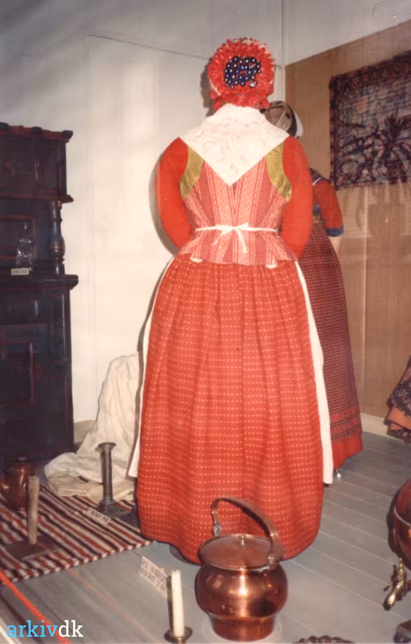 arkiv.dk | Nordsjællandsk kvindedragt, hel