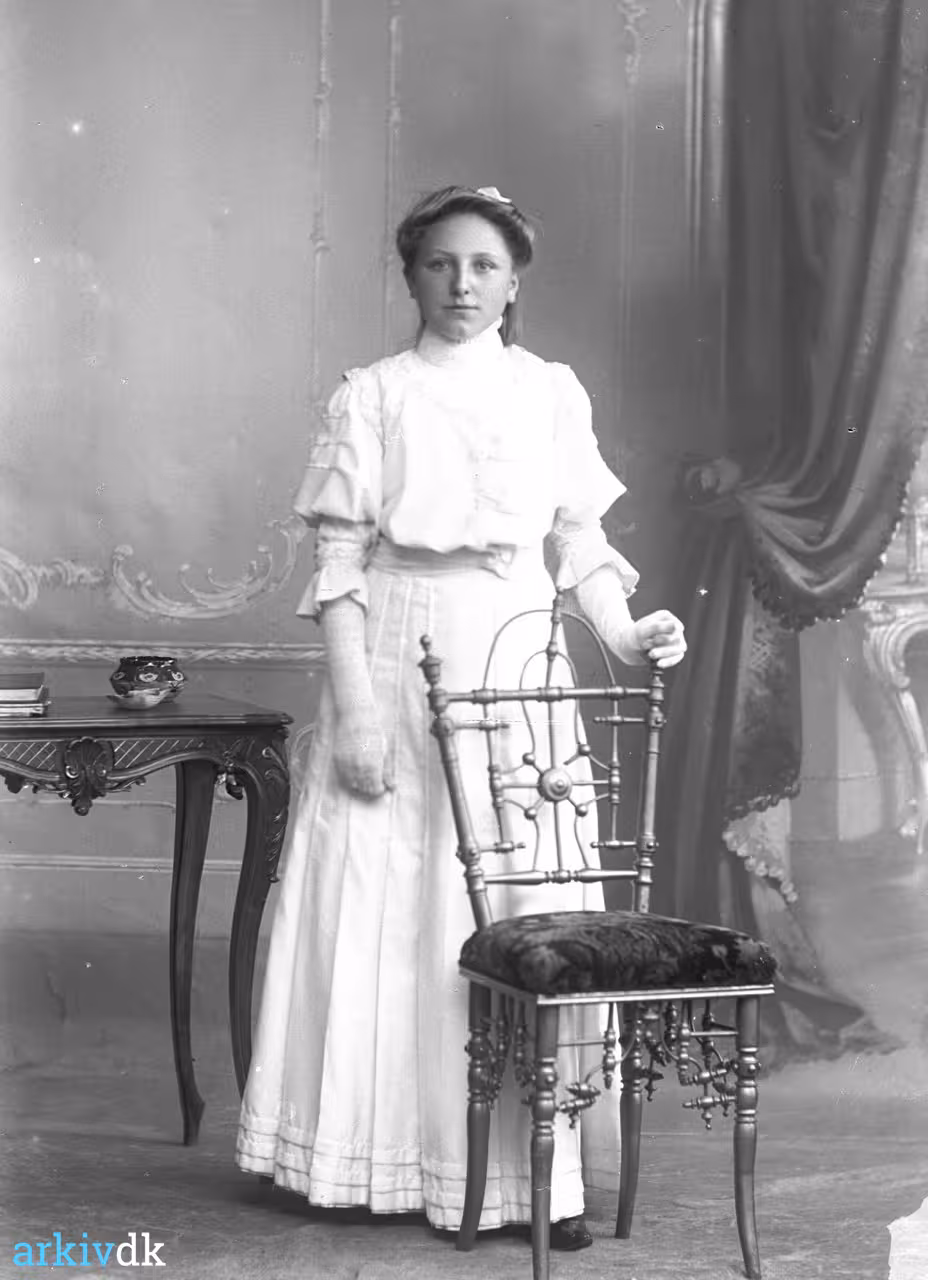 arkiv.dk | Portræt (konfirmand) - Karen Marie Jensen (1894-), Valdemarsgade 4, Vejle, 1908
