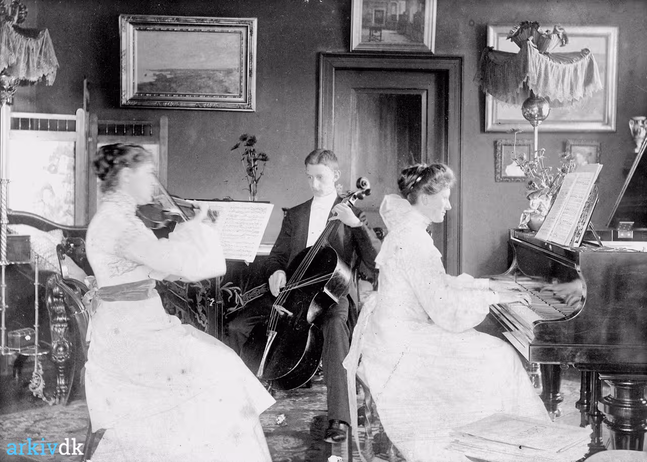 arkiv.dk | Ellen Andersen ved flyglet i Villa Pomona(?)