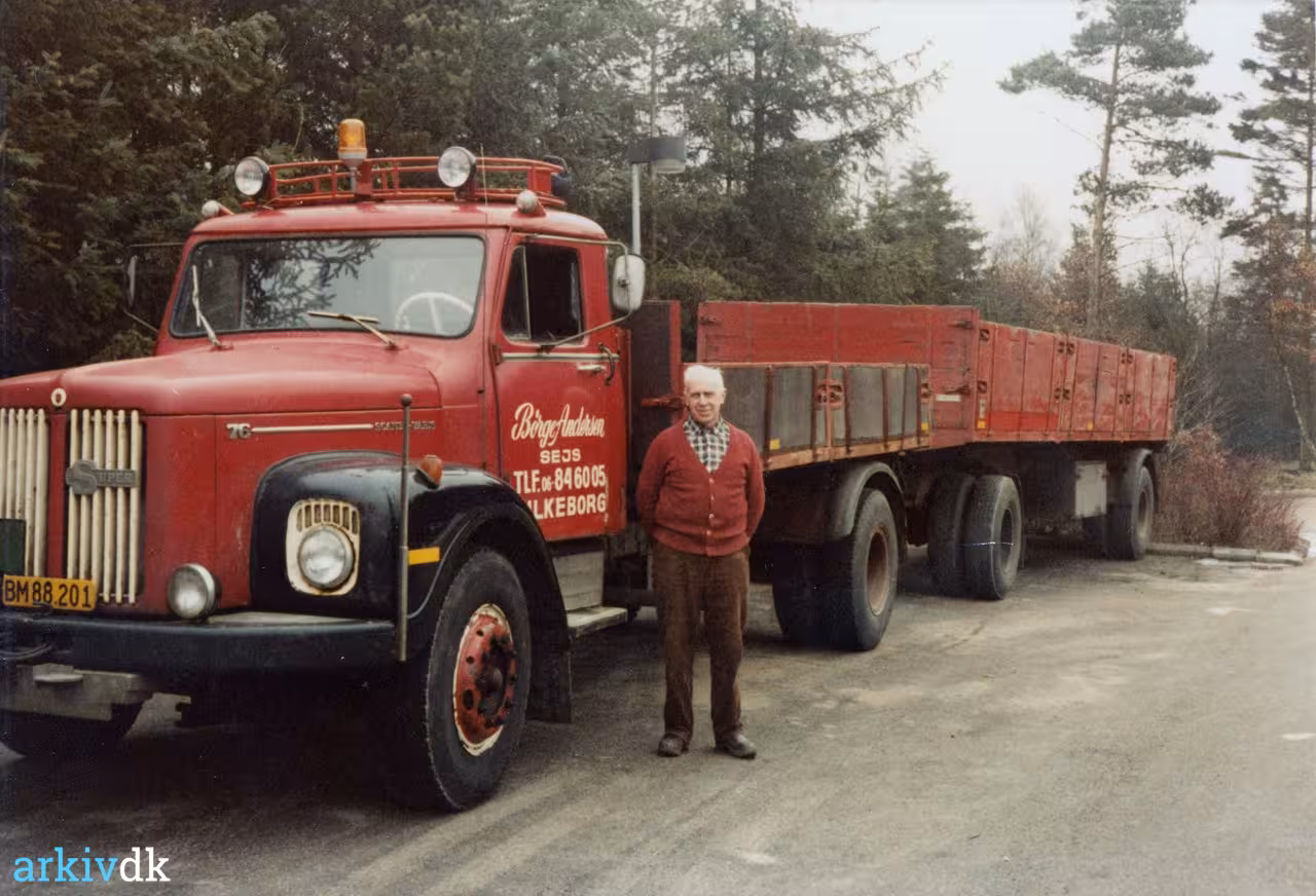 arkiv.dk | Lastbil - Vognmand Børge Andreas Andersen står ved sin Scandia Vabis