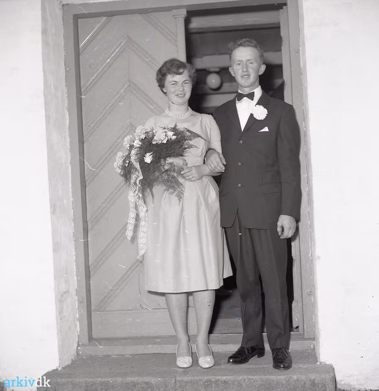 arkiv.dk | Brudeparret Karen og Thomas Christian Thomsen, Ulsted Brudeparret og gæster forlader ...