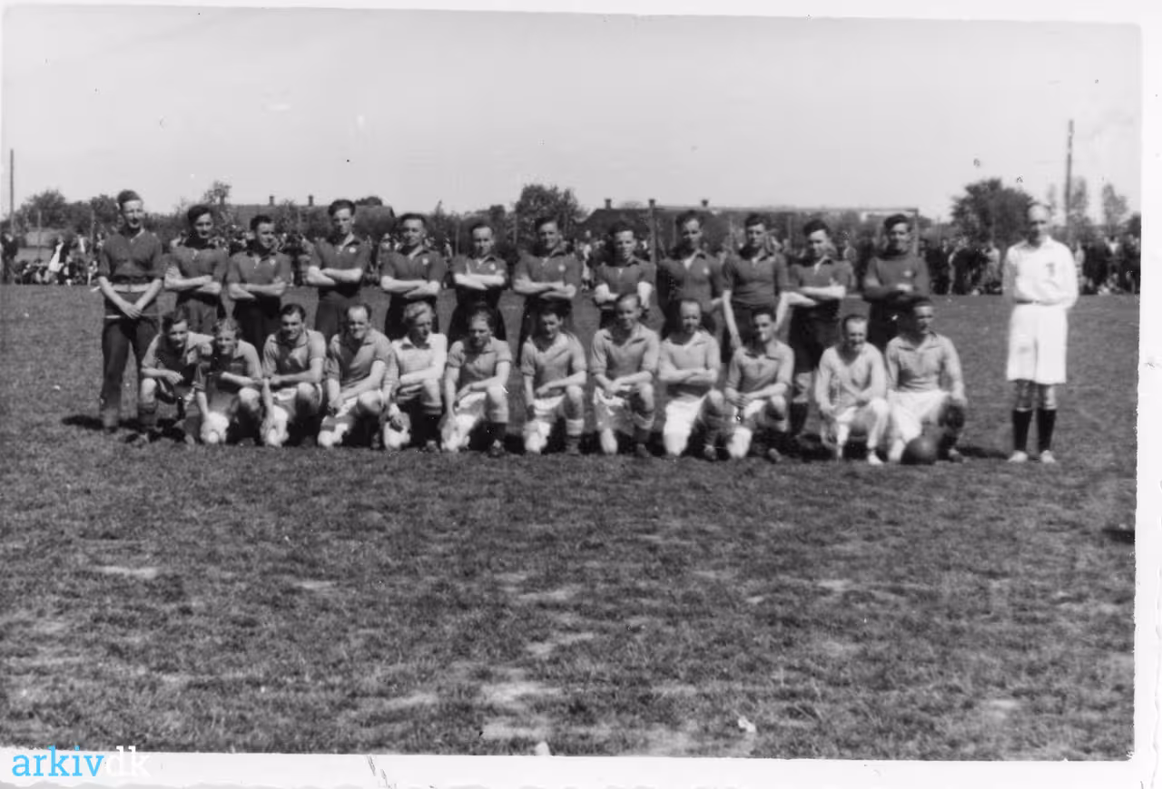 arkiv.dk | Det engelsk - danske fodboldhold, modstandsfolk 1945, Hadsten.