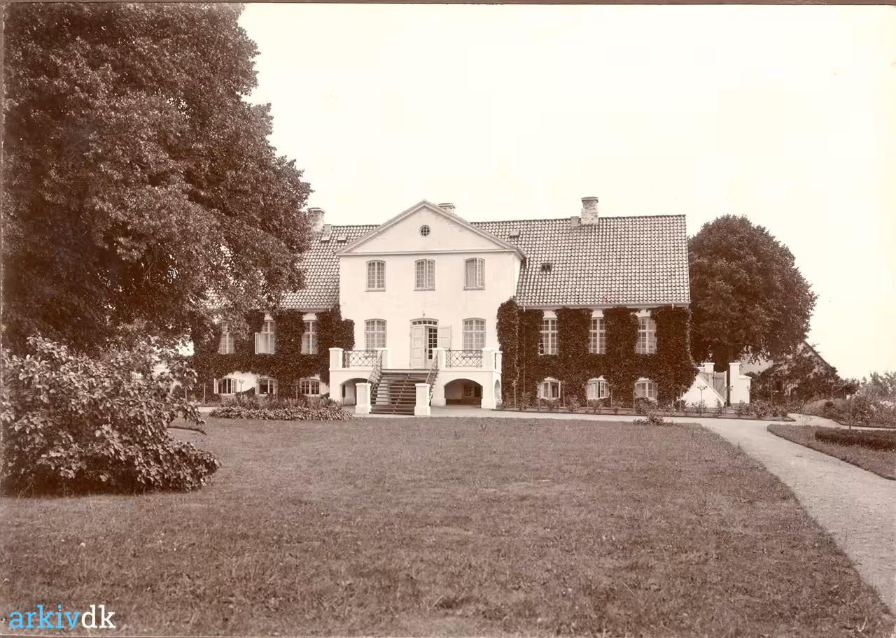 arkiv.dk | Arnakke gods ved Svinninge set fra havesiden, slutningen af 30'erne?