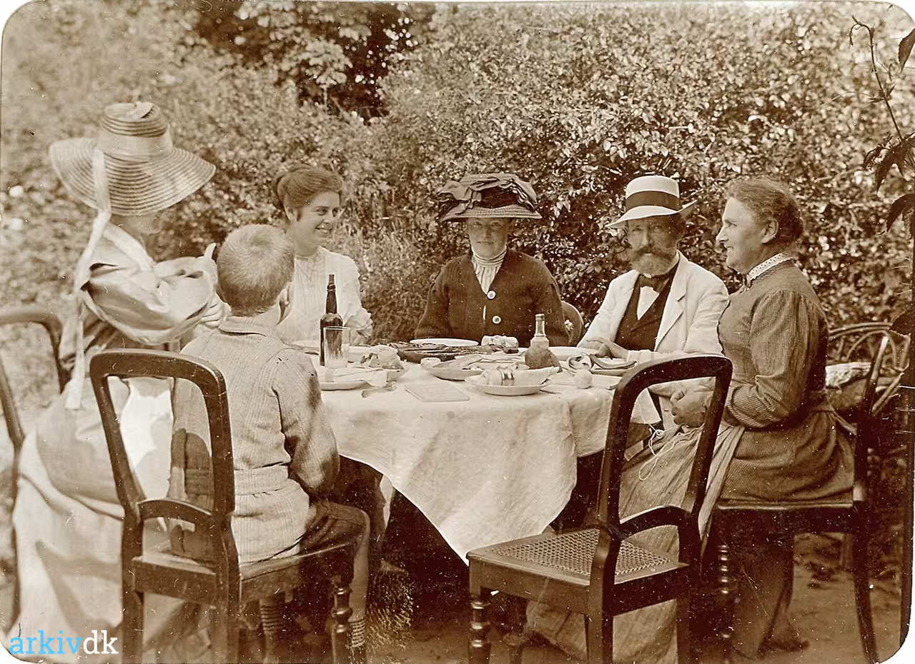 arkiv.dk | Pastor Colding og frue har gæster i haven