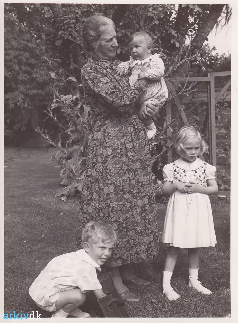 arkiv.dk | Marie Larsen står på Møllebakken m. Johannes Larsens børnebørn Thora Larsen,Jeppe ...