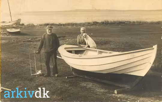 arkiv.dk | 1931 Bådebygger Anders Peter Andersen og hustru Ane Kirstine, Nr.Engvej 20 - ved ...