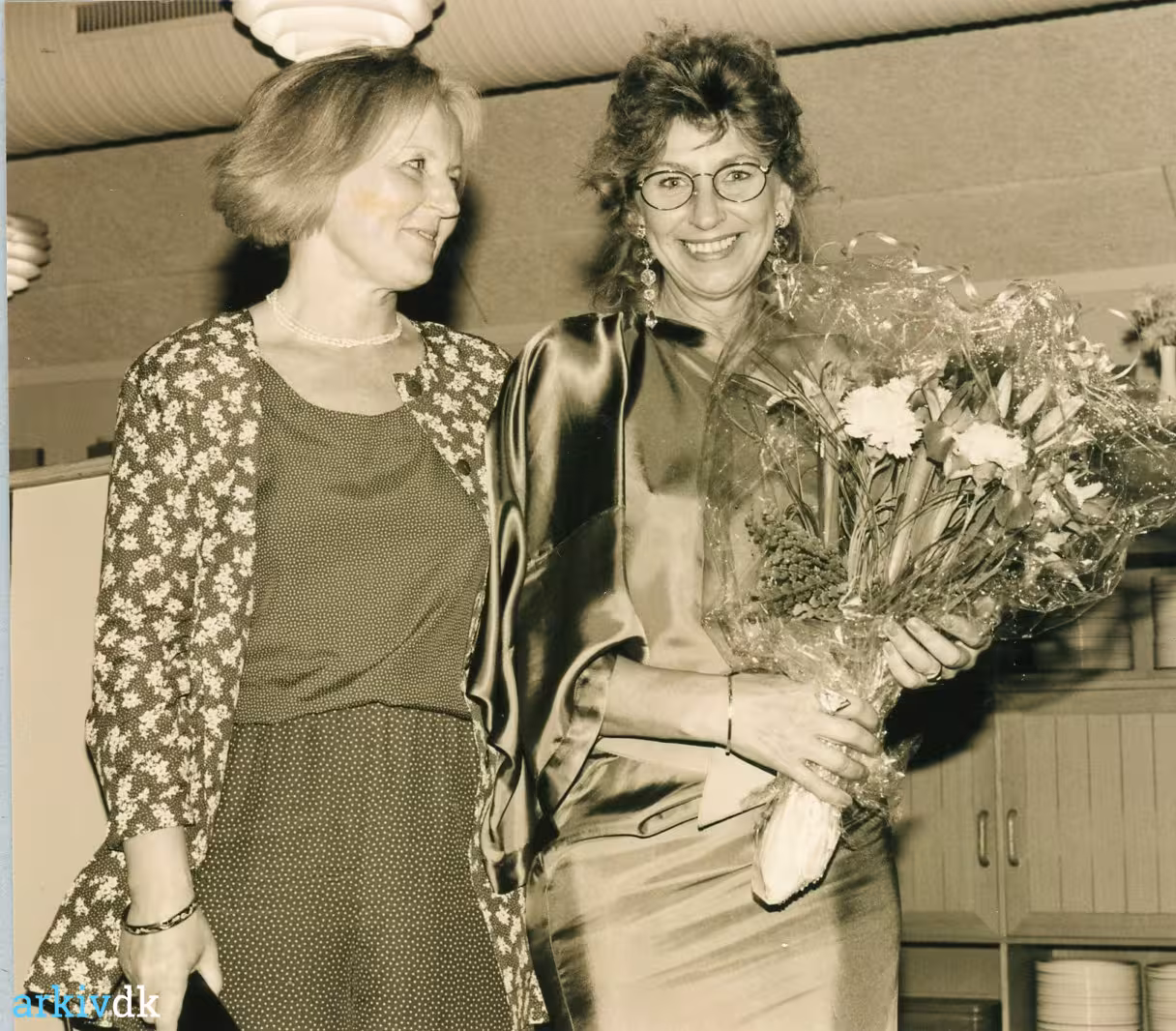 arkiv.dk | Blomster til Tove Jensen på Vejlby Lokalcenter, 1993