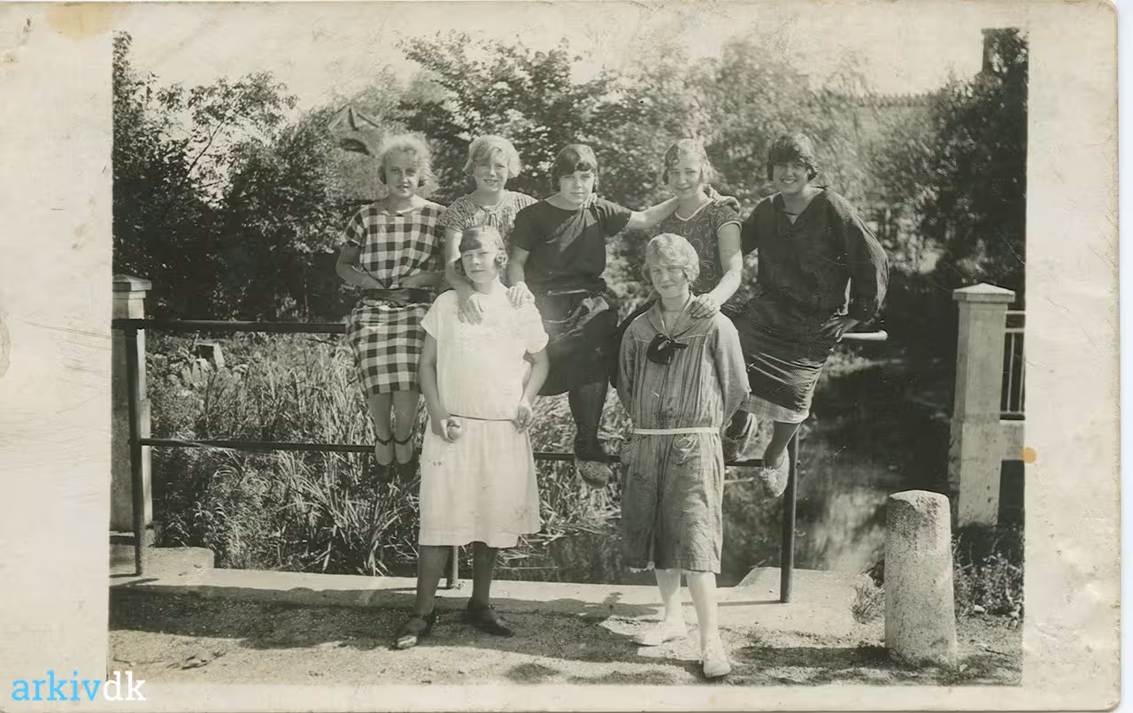 arkiv.dk | Bagerst fra venstre: Erna Jensen, Agnethe Jensen, Gurli Poulsen, Asta Pettersson ...