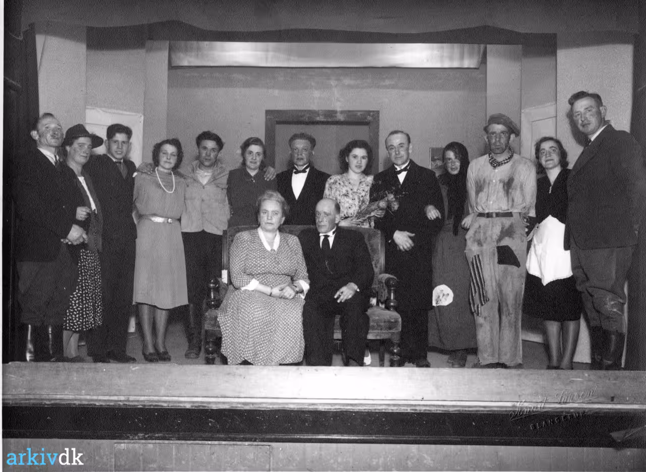 arkiv.dk | Slangerup Husmandsforenings dilettantforestilling på Slangerup Gjæstgivergaard.