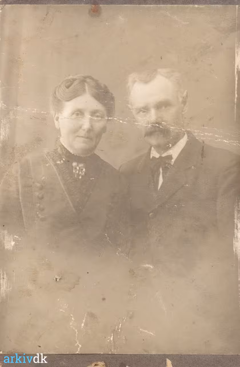 arkiv.dk | Gårdejer Jens Rasmussen og hustru Bodil Marie, Engholm i Ødum sogn, 8370 Hadsten