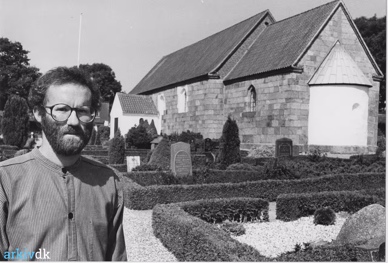 arkiv.dk | Sognepræst Helge Baden Nielsen ved Tulstrup Kirke ved Ry.