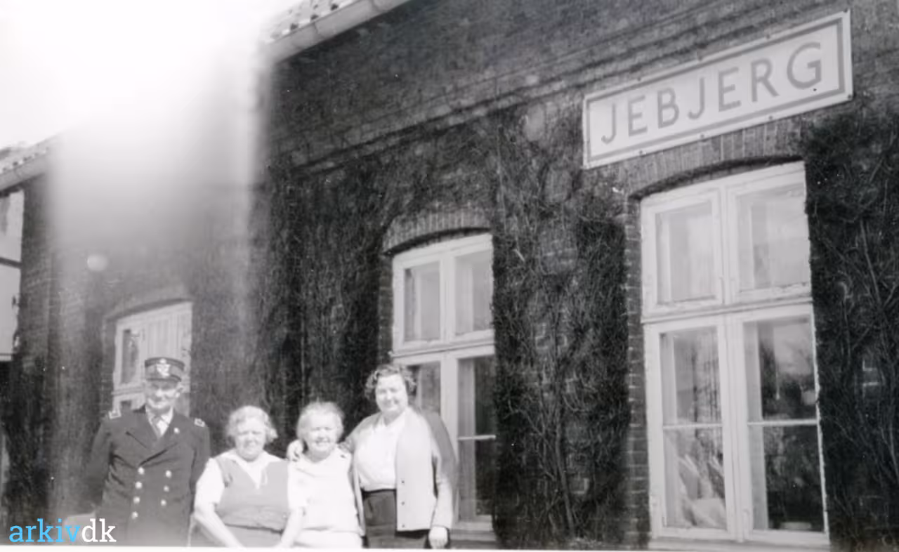 arkiv.dk | 1955 Herman Jensen og hustru foran Jebjerg Station