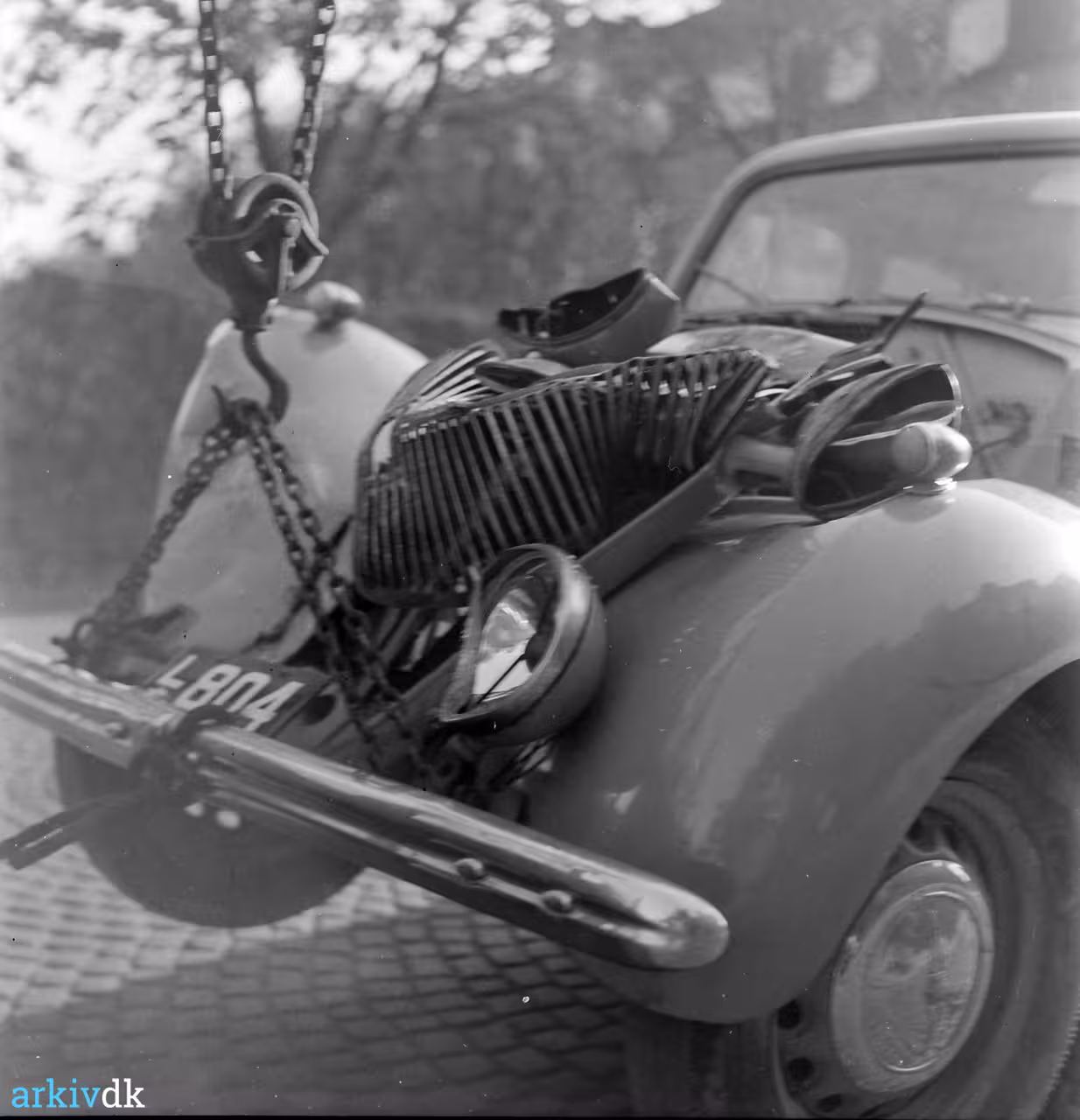 arkiv.dk | Personvogn knust med lastvogn.