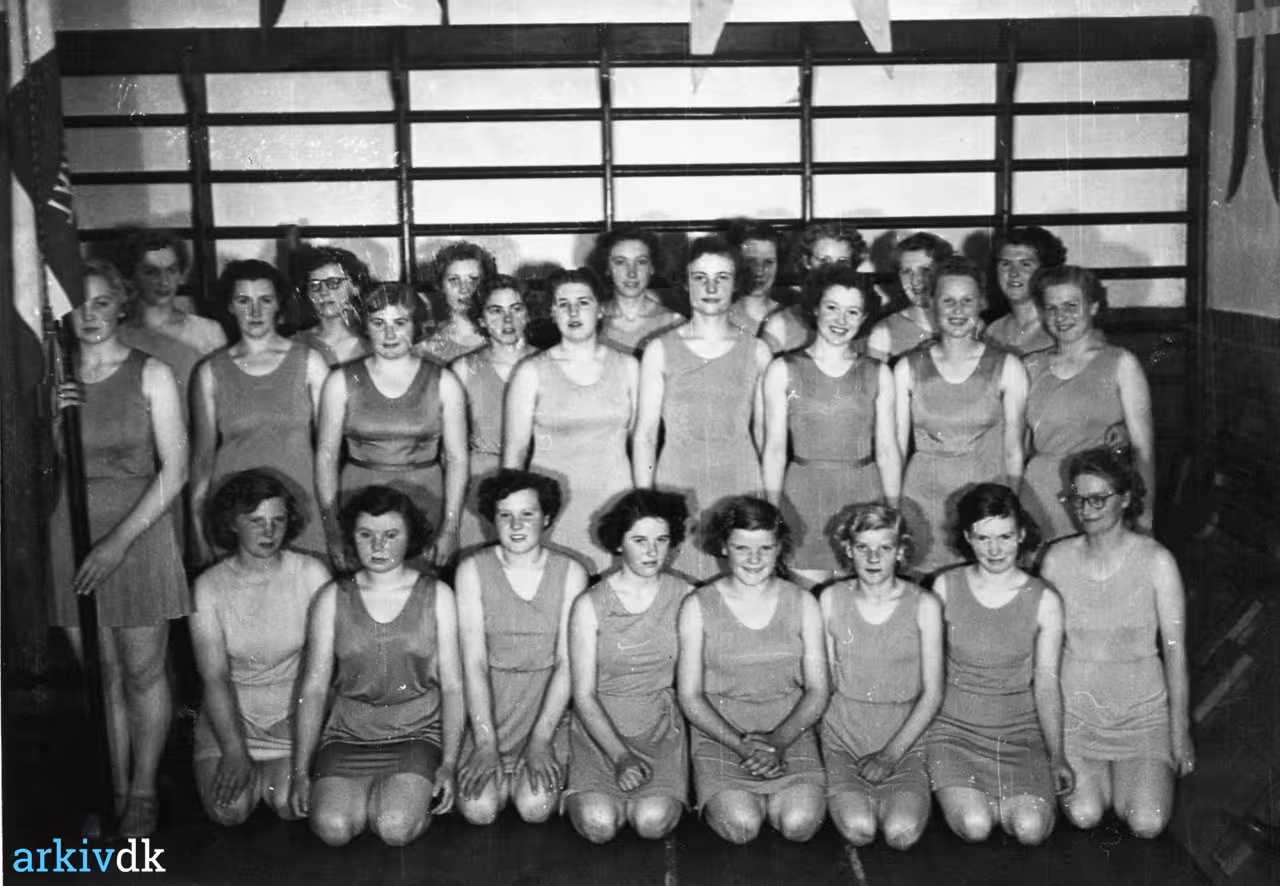 arkiv.dk | Gymnastik, Tårup, ca 1950. Unge piger.