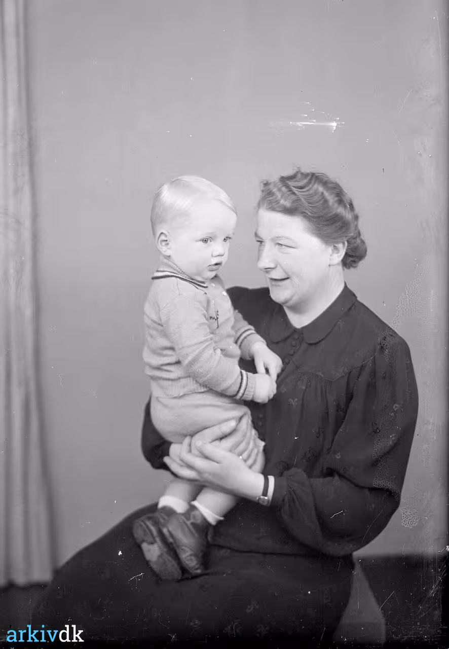 arkiv.dk | Fru isenkræmmer Andersen med søn. Ørbæk