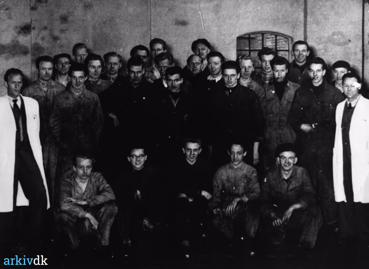 arkiv.dk | Mekanikere ved Malte Vestergaard & Co., Dæmningen 23, Vejle, ca. 1955